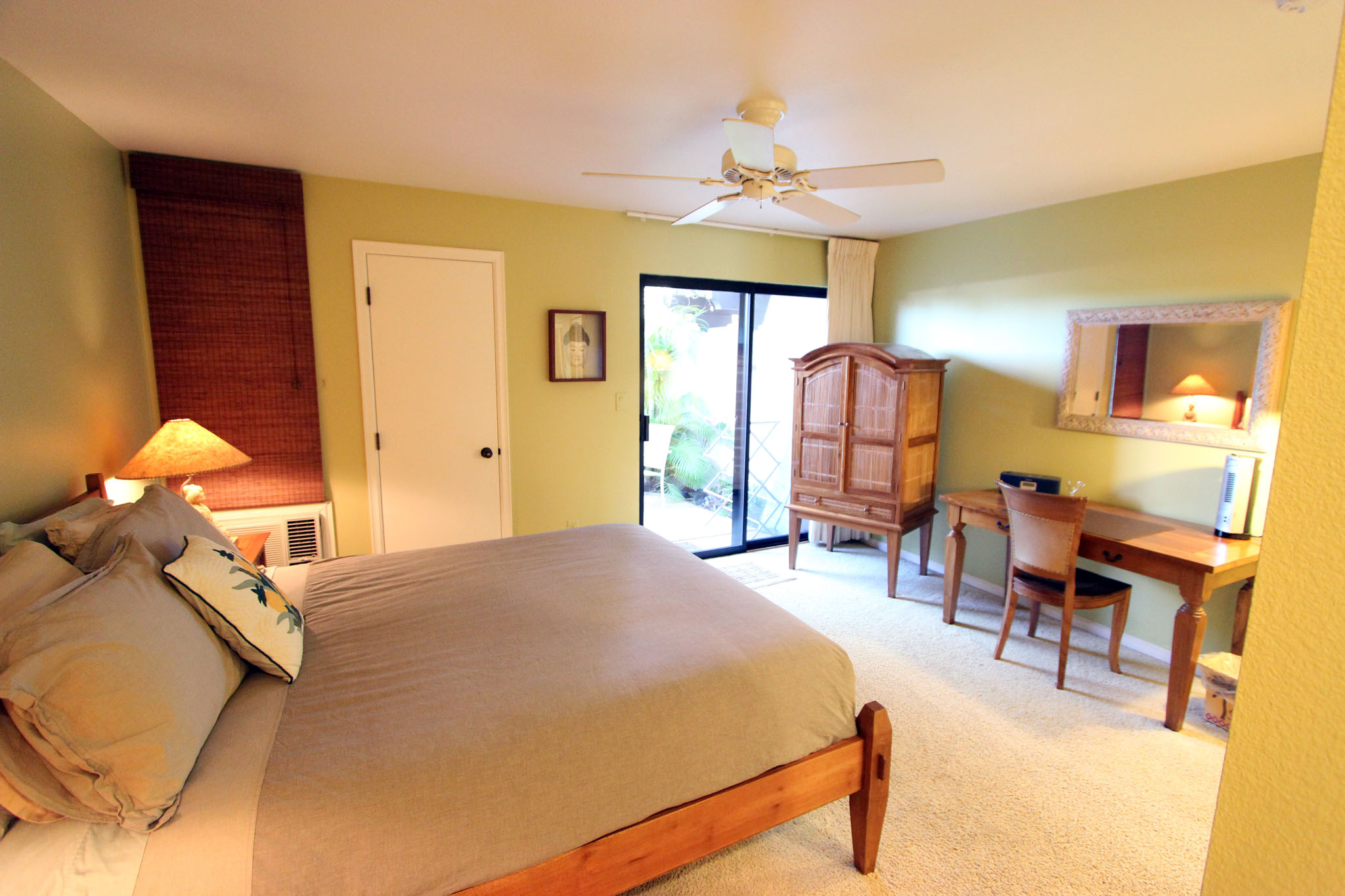 Bedroom master reverse 2048 cq8 Maui Guidebook